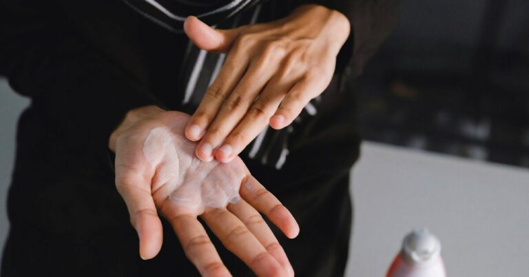 Psoriasis pustuleux palmoplantaire : causes, symptômes, traitement ...